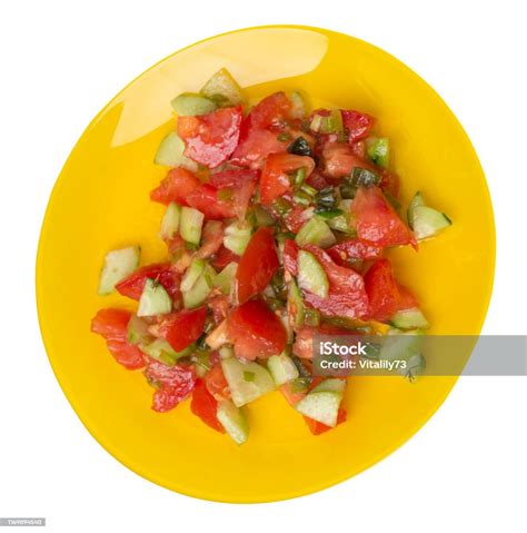 오이 토마토 파를 곁들인 채식 샐러드 Vegan 샐러드를 흰색 배경에 고립된 접시에 얹어건강한 아침 식사 탑 뷰 0명에 대한