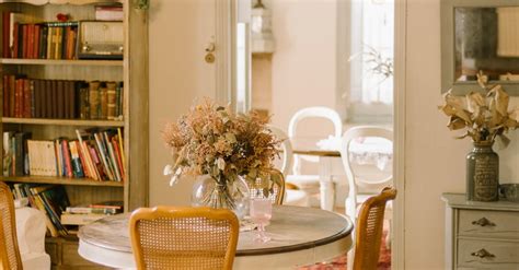 가구 가정 다운 거실 거울 꽃 꽃꽂이 꽃병 난색 디자인 따뜻한 조명 러스틱 레트로 베개 베이지 부드러운 색조 빈티지 샹들리에 서적 소파