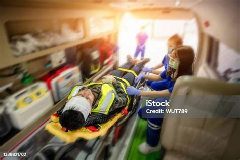응급 사고 환자는 구급차에 들것에 누워 머리에 뇌진탕을 겪었다 응급 처치 훈련 및 응급 사고에 환자를 이동 구급차 응급 차에 구급대원 전송 환자 구급차에 대한 스톡 사진 및