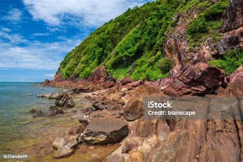 쿵 크라바엔의 바다 해안에 의한 분홍색 사암 바위 0명에 대한 스톡 사진 및 기타 이미지 Istock