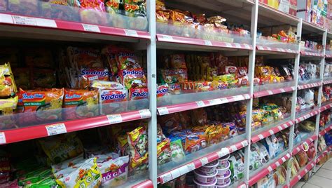 台北車站地下街EEC東南亞食品雜貨店 越南印尼泰國西方國家及菲律賓等地的泡麵乳液餅乾飲料調味料 陳小可的吃喝玩樂