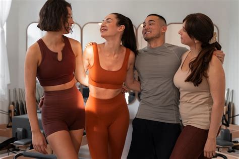 Люди занимающиеся пилатесом Бесплатно Фото