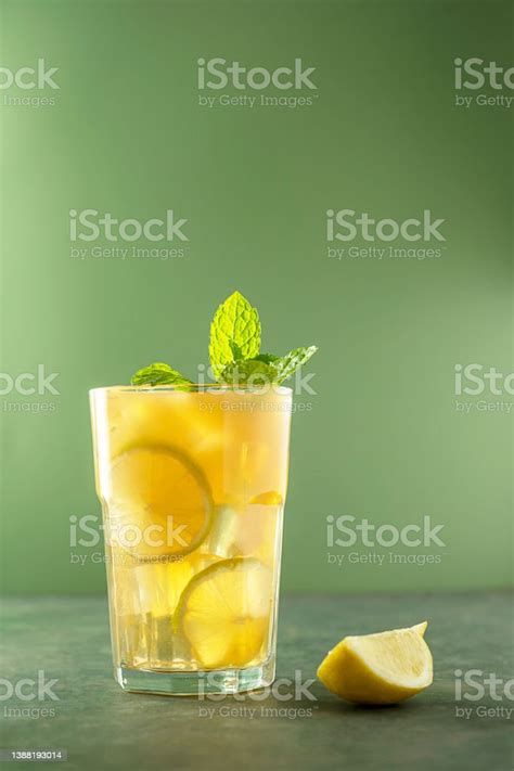 신선한 민트와 얼음 조각을 유리로 곁들인 레모네이드 상쾌한 여름 음료 녹색 배경입니다 레몬 주스에 대한 스톡 사진 및 기타 이미지 레몬 주스 냉장 박스 마시기