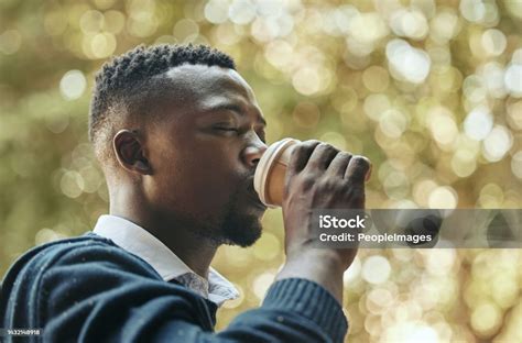 나무 자연 및 보케 배경이있는 공원에서 커피 컵을 마시는 사업가 평온한 흑인 기업 전문 노동자 또는 직원이 출근 전 아침에 에스프레소로 커피 브레이크를 밟고 있습니다 25