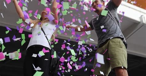 종이꽃가루 흩날리는 낙원상가