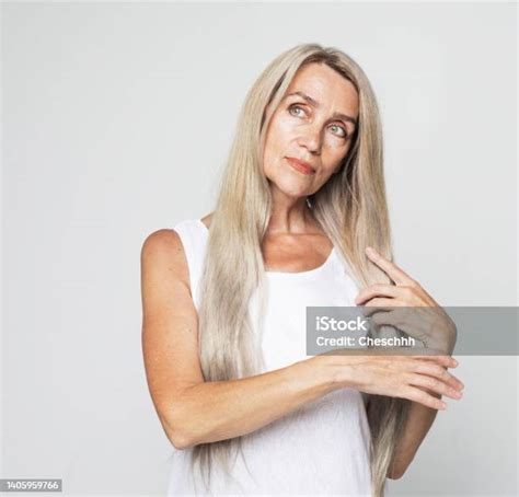 아름다움 패션 및 노인 개념 아름다운 노인 여성이 길고 사랑스러운 회색 머리를 만집니다 55 59세에 대한 스톡 사진 및 기타