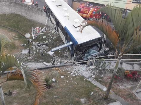 Veja momento em que ônibus bate em muro na zona norte de SP Notícias