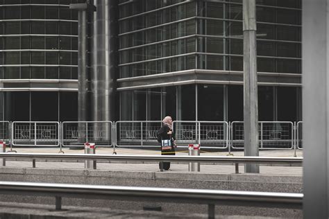 길에 서 있는 여자 사진 Unsplash의 무료 Gris 이미지