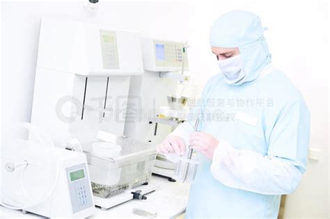 操作高清图片 实验室工作人员在无菌环境中操作设备 实验室工作人员在无菌环境中操作设备图片免费下载 5116470287 千图网pro