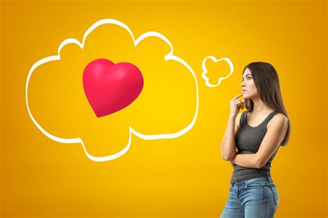 젊은 생각 갈색 머리 소녀 캐주얼 청바지와 노란색 배경에 빨간 마음과 티셔츠를 입고 광고에 대한 스톡 사진 및 기타 이미지 광고 귀여운 그리기 Istock