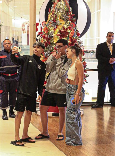 Solteira Mel Maia Usa Look De Barriguinha De Fora Para Passeio Em Shopping