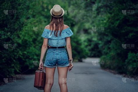 漂亮的年轻女子在路边搭便车。