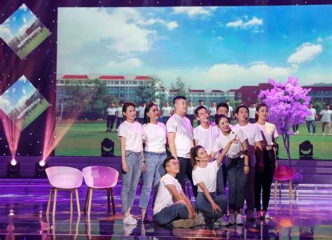 879 头条 集体出镜今天我们把C位留给自己 演出