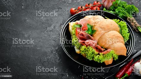 오래 된 나무 바탕에 Prosciutto 조각과 샌드위치 크로와상 아침 식사 평면도 텍스트를 위한 여유 공간 고기에 대한 스톡