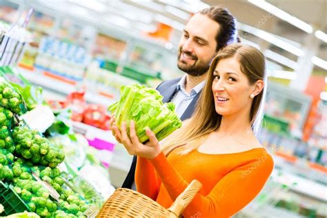 Un Par De Compras En El Supermercado