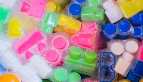 어린이 장난감 플라스틱 빌딩 블록의 세척 화려한 큐브가 거품이 나는 물에 떠 있습니다 공간을 복사합니다 위생 청결의 개념 0명에 대한 스톡 사진 및 기타 이미지 Istock