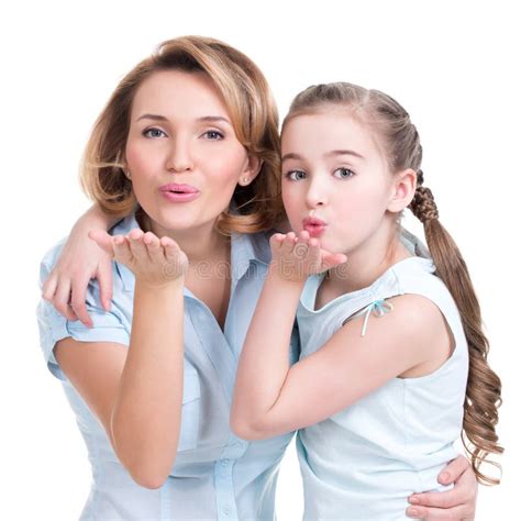 El Retrato De La Madre Y La Hija Envían Besos Foto De Archivo Imagen