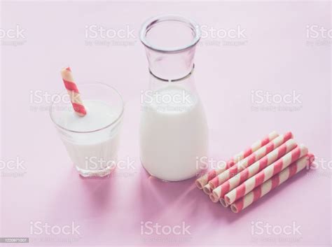 Sebotol Susu Dan Segelas Susu Foto Stok Unduh Gambar Sekarang Alam