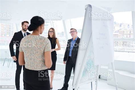 젊은 비서 보드에 직원에 대 한 회의의 계획을 작성 하 고 세부 협력 컨퍼런스 홀에서 논의 관리자는 과학 프레 젠 테이 션의
