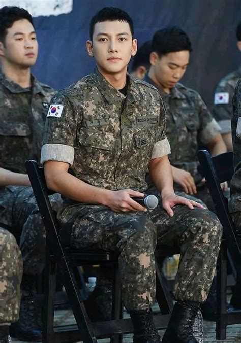 盤點韓星入伍帥照：南柱赫、金在中、宋仲基⋯這 10 位穿迷彩軍裝太誘人！ Juksy 街星