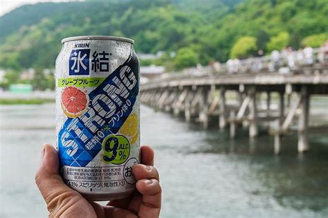 사케 아니었다” 일본 사회를 알코올에 잠식시킨 공포의 술 캐스트픽