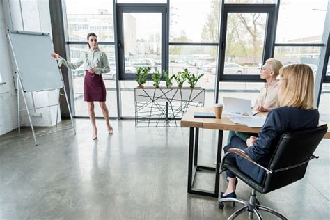매력적인 사업 회의 사무실에서 동료에 게 프로젝트를 제시 가리키기에 대한 스톡 사진 및 기타 이미지 가리키기 모임 몸짓 Istock