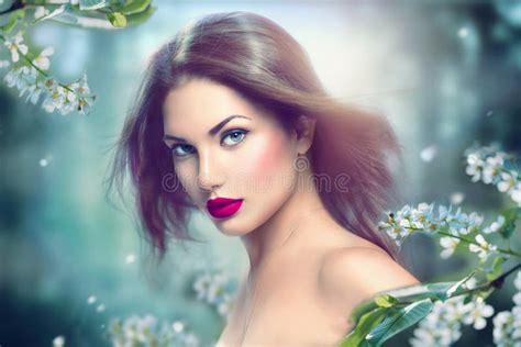 De Lente Modelmeisje Met Lang Blazend Haar Stock Afbeelding Image Of