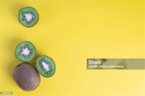 반으로 자른 키위 과일과 노란색 배경에 공간을 복사하는 플랫 레이 0명에 대한 스톡 사진 및 기타 이미지 0명 갈색 건강한 생활방식 Istock