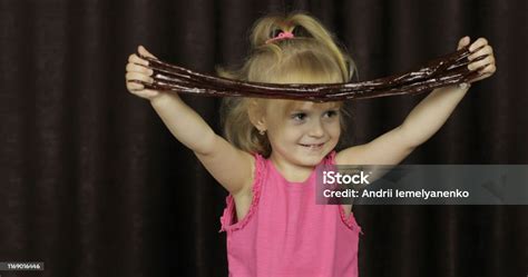 갈색 점액을 만드는 재미있는 아이 아이 재생 와 손 만든 장난감 점액 가정 생활에 대한 스톡 사진 및 기타 이미지 가정 생활