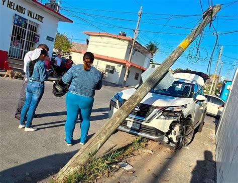 SE LES ATRAVIESA TAXI ROSA Y SE IMPACTAN CONTRA POSTE