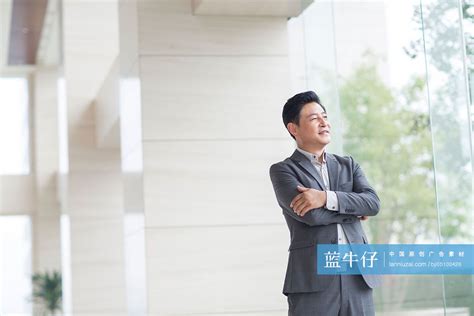 自信的商务男士 蓝牛仔影像 中国原创广告影像素材