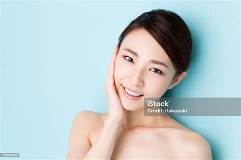 매력적인 아시아 여자 아름다움 이미지 파란색 배경에 고립 몸 가꾸기와 미용에 대한 스톡 사진 및 기타 이미지 몸 가꾸기와