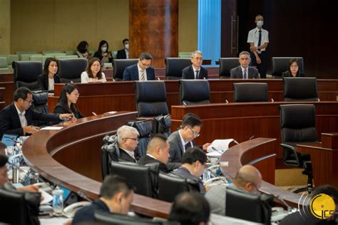 行政法务司司长张永春列席立法会全体会议，议程为细则性讨论及表决《修改第82002号法律〈澳门特别行政区居民身份证制度〉》法案。 澳门特别