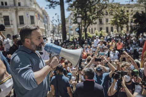 La pugna entre Vox y PP solo beneficia a Sánchez Editorial