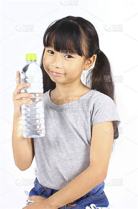 快乐的女孩拿着一瓶水