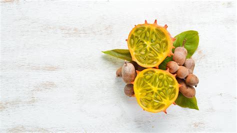 흰색 나무 배경에 Kiwano 열 대 과일 평면도 텍스트를 위한 여유 공간 0명에 대한 스톡 사진 및 기타 이미지 0명