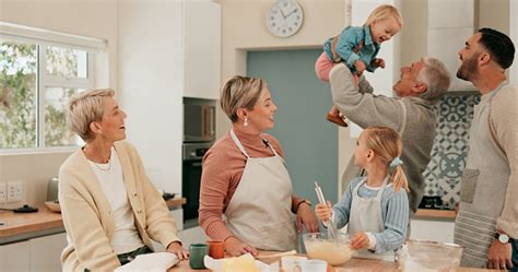 가족 자녀 및 교육을 위해 가정에서 부모와 함께 영양을 위한 요리 기술을 배웁니다 부엌 카운터 가르치는 젊은이와 소녀 유대감에서 공동체로서의 청소년 개발 및 성장 18 23