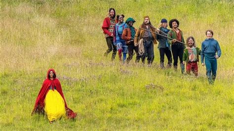 Fotos do set de Branca de Neve mostram versões live action dos 7 anões