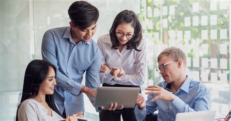 똑똑한 캐주얼 옷을 입은 젊은 아시아 현대인들이 사무실에서 회의하는 동안 이야기하고 웃고 있다 사진 Unsplash의 사업 이미지