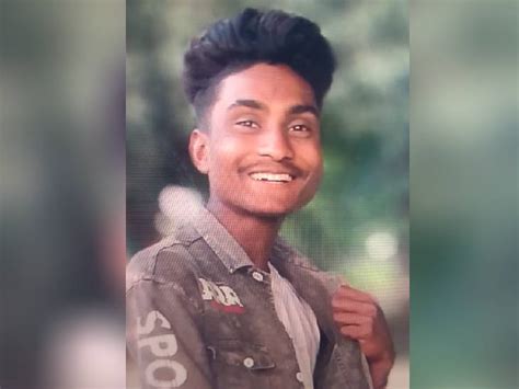 Bike Riding Youth Crushed By Unknown Van Dies बाइक सवार युवक को