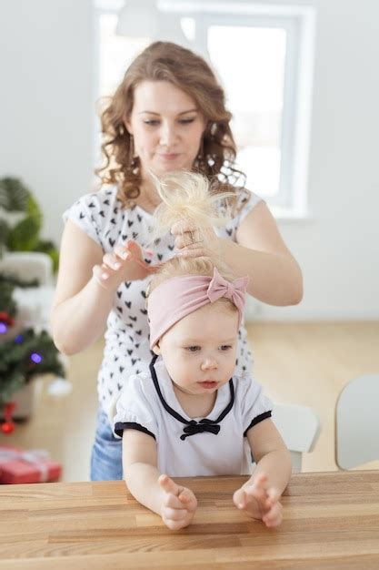 Madre Peinando A Su Hija Con Implante Coclear Concepto De Diversidad De