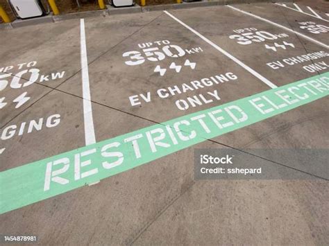 충전소 근처 주차장에 그려진 350kw Ev 충전 전용 표지판 0명에 대한 스톡 사진 및 기타 이미지 0명 견인 녹색