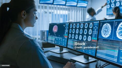 여성의 어깨 총 동안 Ct 뇌 협력 의료 과학자 실험실에서 개인용 컴퓨터에서 이미지를 스캔 합니다 연구 센터에서 신경과 뇌 종양 치료에 작동합니다 컴퓨터 모니터에 대한 스톡