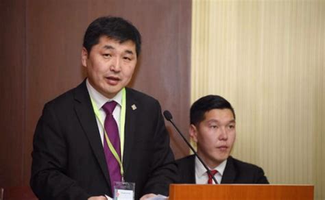 Эх орноосоо урвах гэдэг заалт байх ёстой гэв