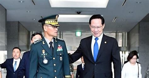기무사령관 취임식 마친 송영무와 남영신
