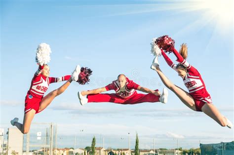 Cheerleadersteam Die Een Sprong Met Mannelijke Bus Uitvoeren Stock