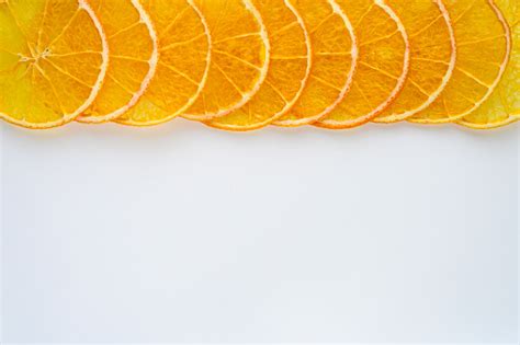 흰색 배경 위에 말린 오렌지 조각의 행의 과일 패턴 텍스트 공간 0명에 대한 스톡 사진 및 기타 이미지 0명 감귤류 과일 개념 Istock