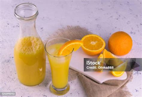 병에 오렌지 주스와 흰색 배경에 유리 공간을 복사합니다 맨 위 보기입니다 0명에 대한 스톡 사진 및 기타 이미지 0명 3차원 형태 감귤 Istock