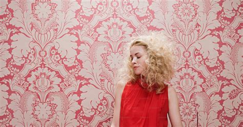 빨간 드레스를 입은 여자가 벤치에 앉아 있다 사진 Unsplash의 빨간 드레스 이미지