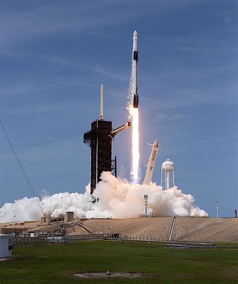 Here Are The Glorious HD Photos Of The SpaceX Crew Dragon Launch